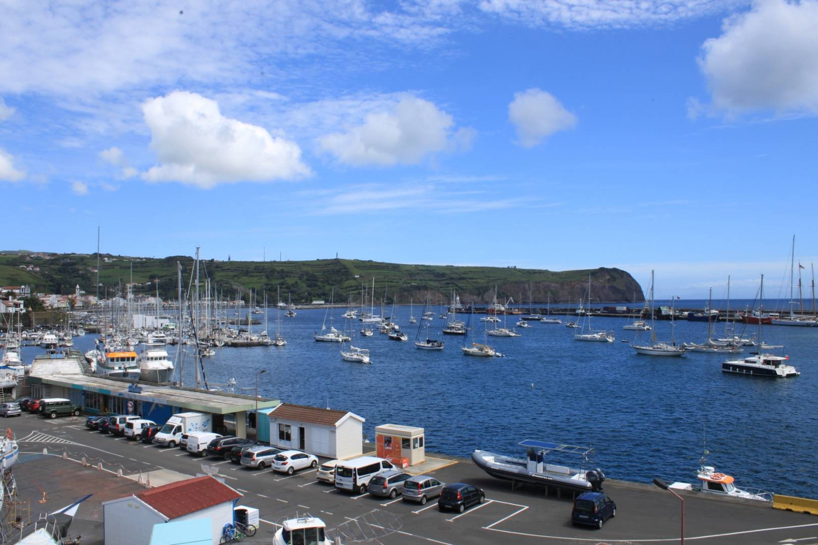 La saison des yachts a commencé dans la marina de la ville d'Horta ...
